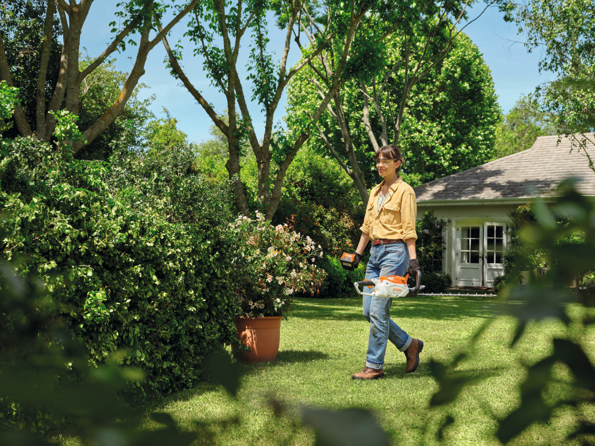 STIHL HSA 60 Battery Powered Hedge Trimmer - Bishop's Small Engine Repair